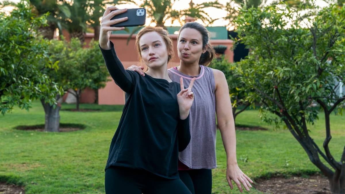 Netflix's Inventing Anna Trailer Reveals Julia Garner as Con Woman Anna ...