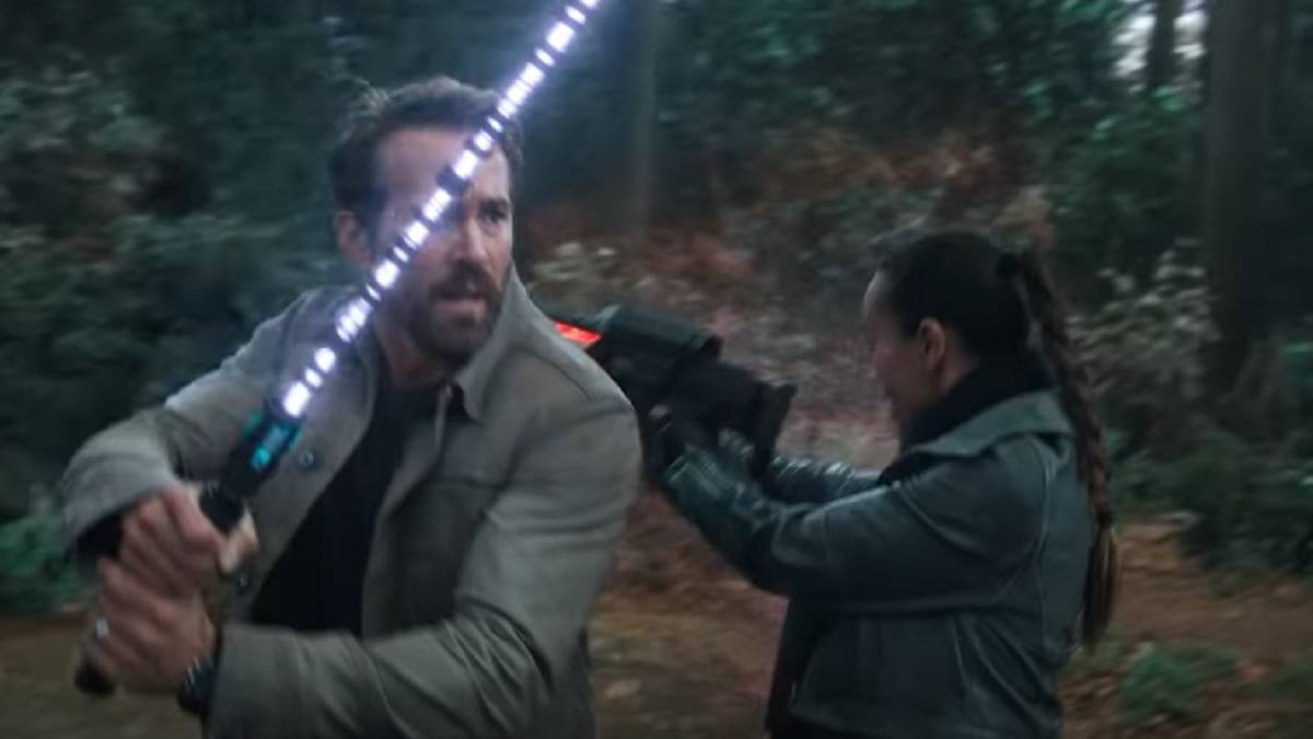 The Adam Project Trailer Shows Ryan Reynolds Uniting With His Past Self ...