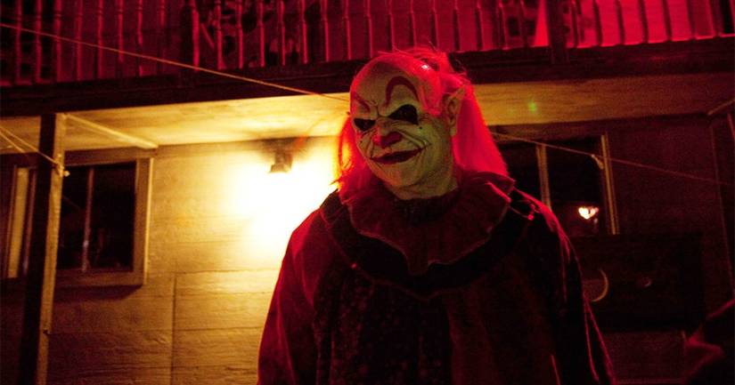 10 Horror Movies That Take Place in Haunted House Attractions