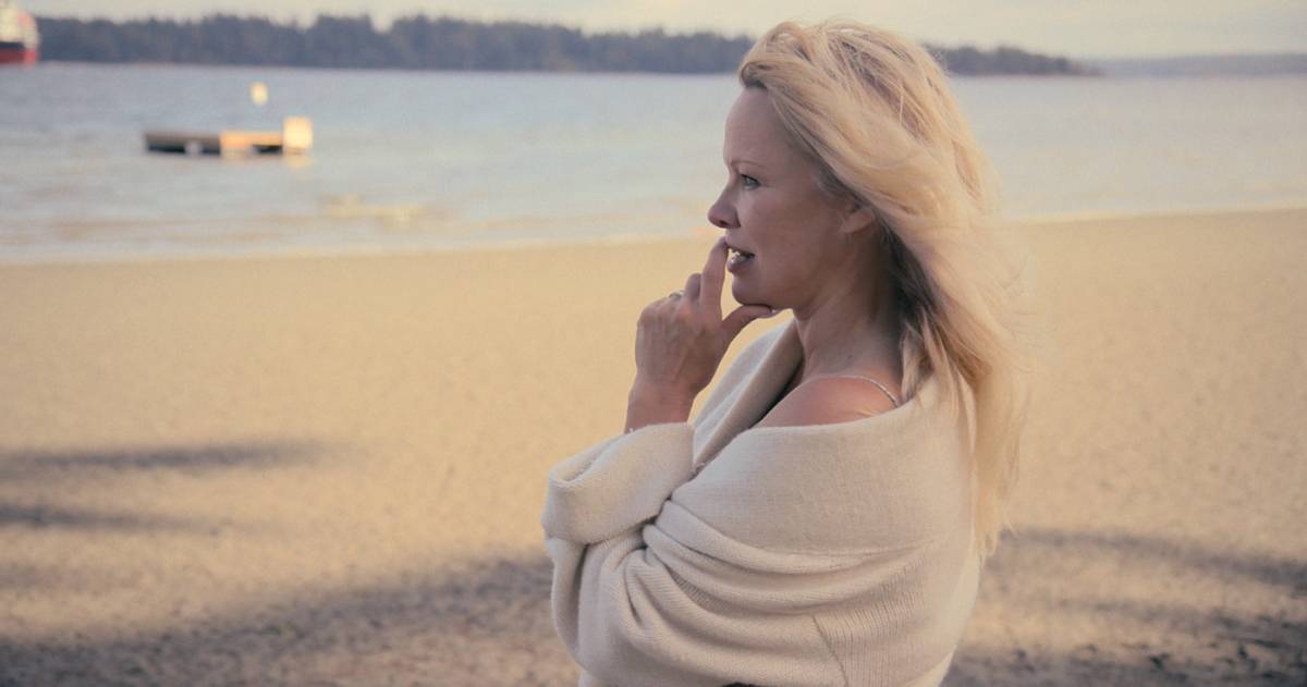 Netflix's Pamela, a love story Documentary Trailer Has Pamela Anderson Taking 'Control of the ...