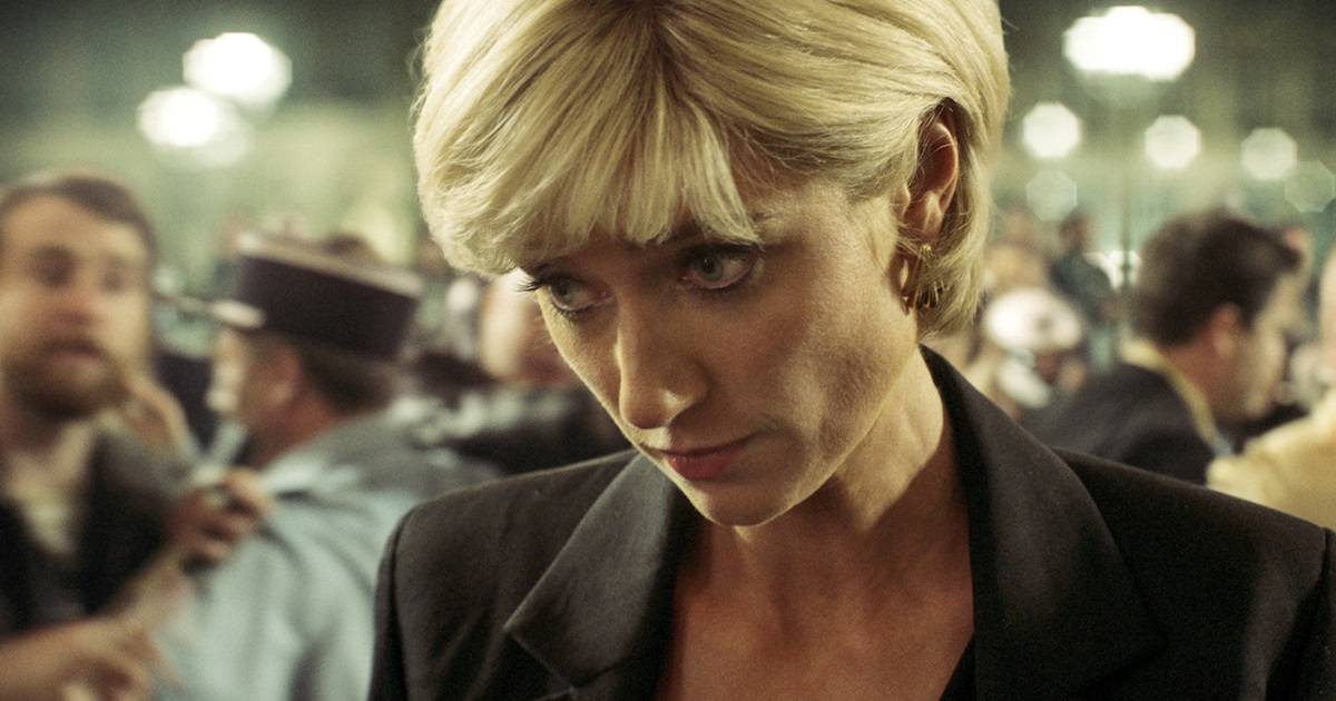 The Crown’s Elizabeth Debicki Reveals That Fake Paparazzi Felt ...