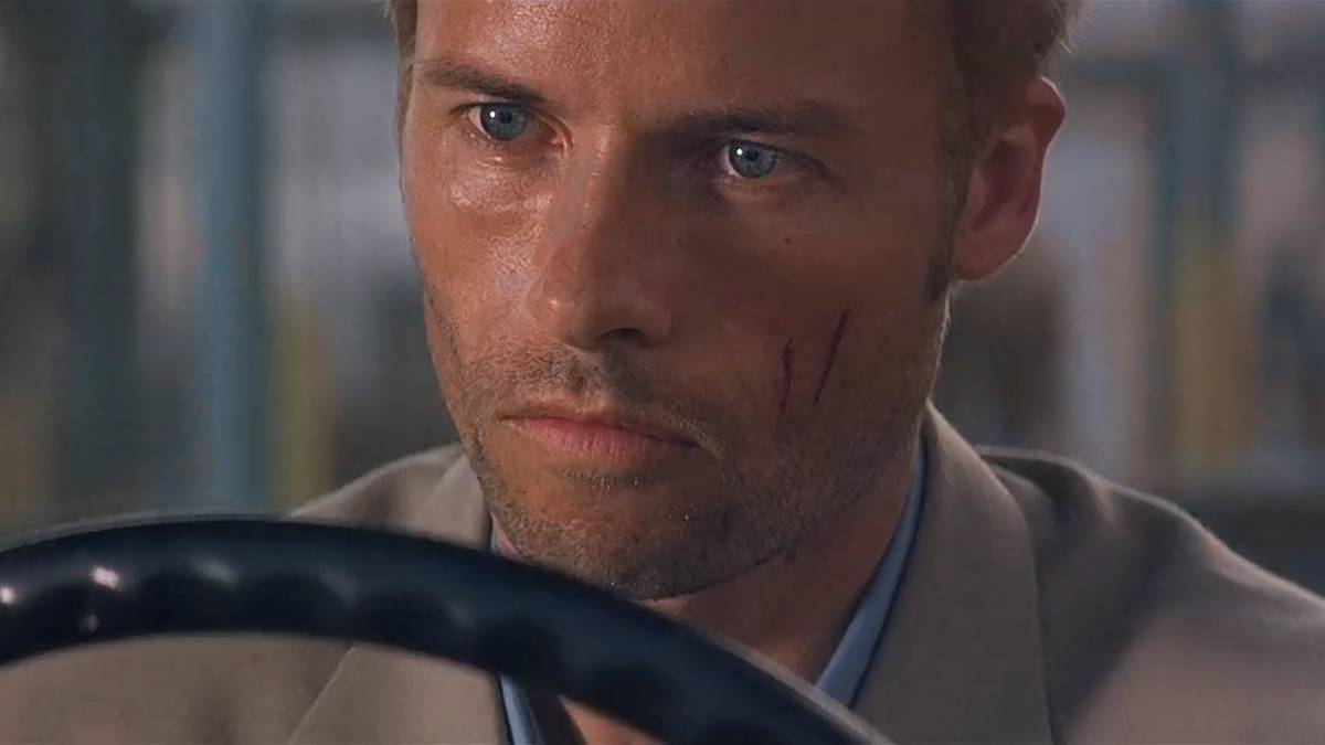 Guy Pearce Hates His "Sh-t" Performance in 'Memento'
