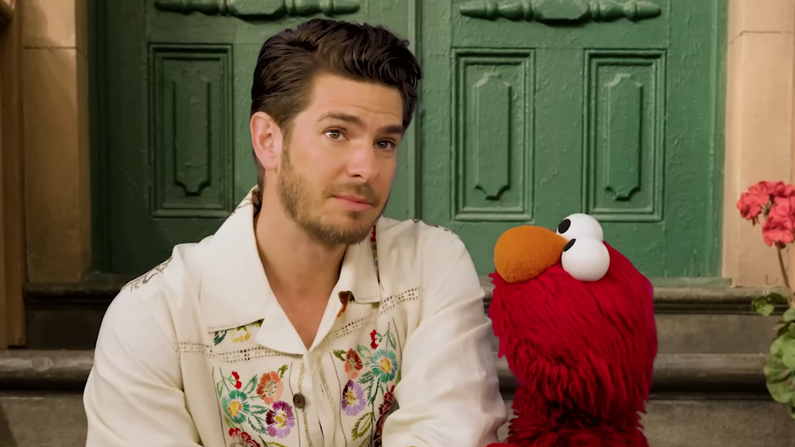 Andrew Garfield's Chat With Elmo About Losing his Mother Has Social ...