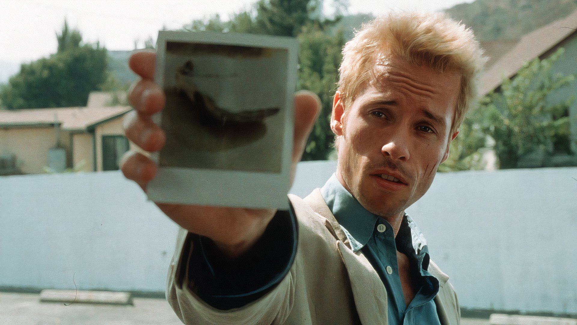 Guy Pearce Memento Sorridente Guy Pearce In Memento » BAMF Style