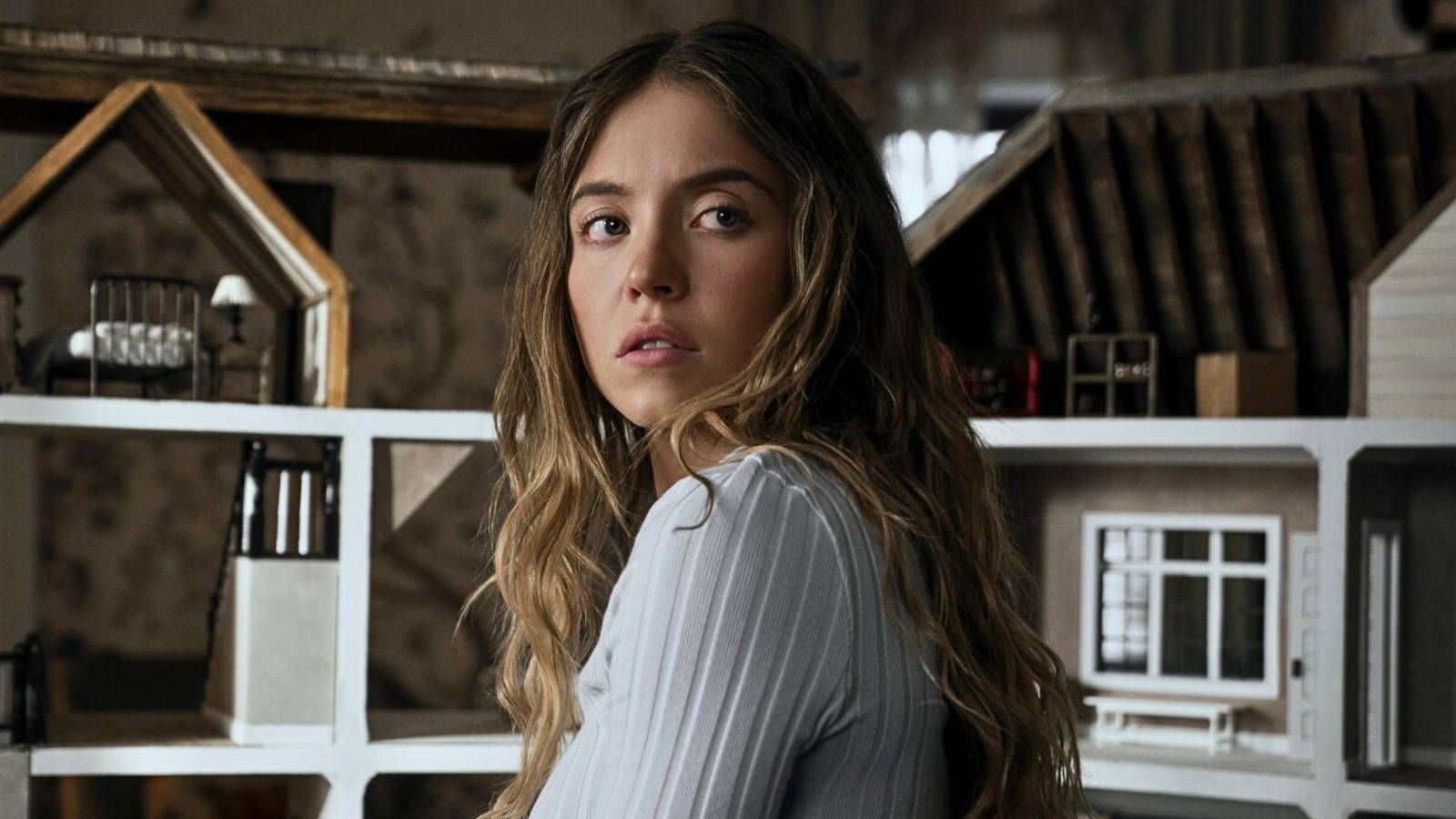 Sydney Sweeney & Amanda Seyfried Get Bloody in First Trailer for ...