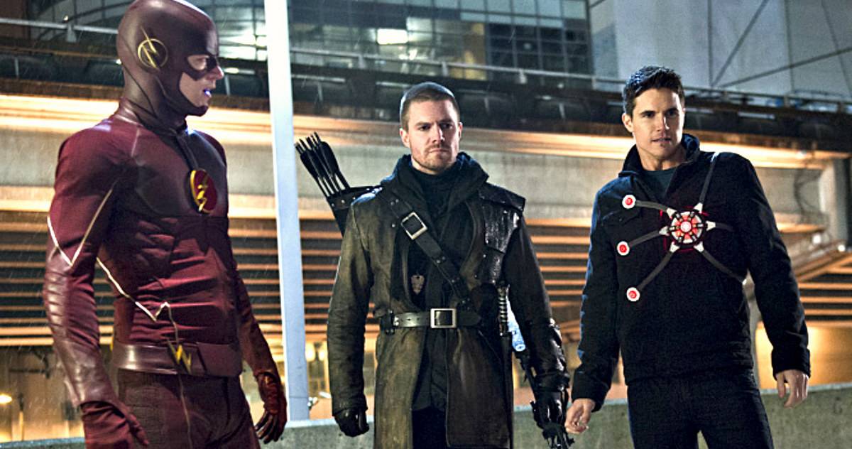 The Flash, Arrow & Firestorm Unite in New Photos