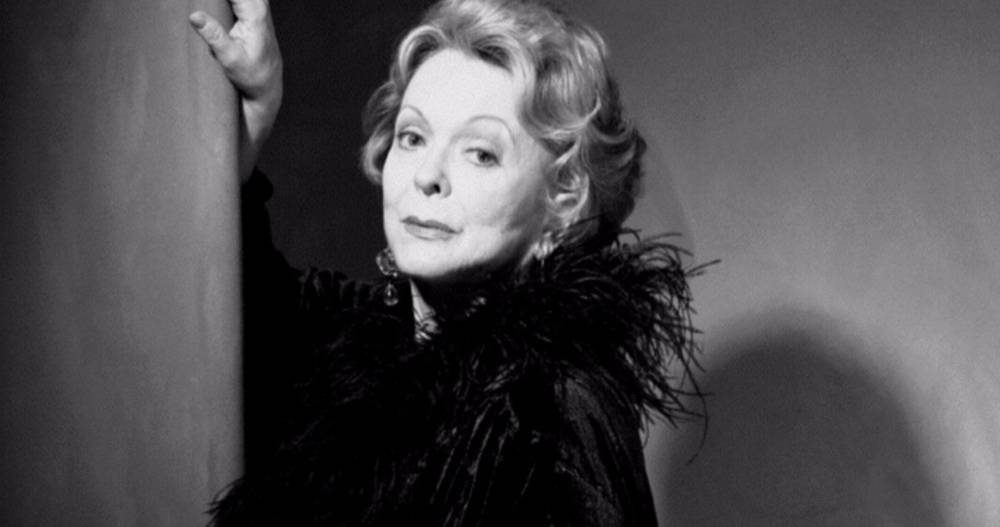 Shirley Douglas Dies, Actress, Activist and Mother to Kiefer Sutherland ...
