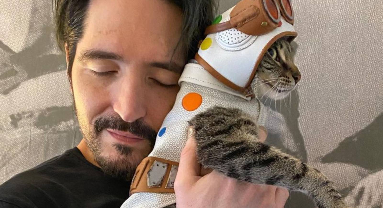 The Suicide Squad Star Dresses His Set-Adopted Cat in a Polka-Dot Man ...