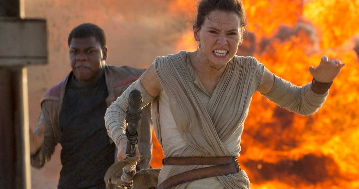 First Star Wars: The Force Awakens Clip Has Finn & Rey on The Run