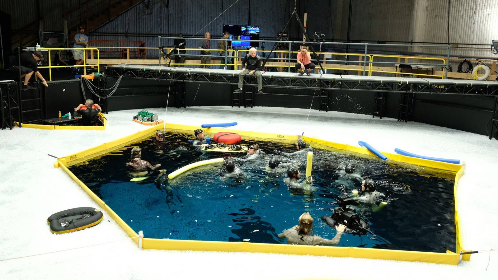 Avatar 2 Set Images Show Off James Cameron's Underwater Performance ...