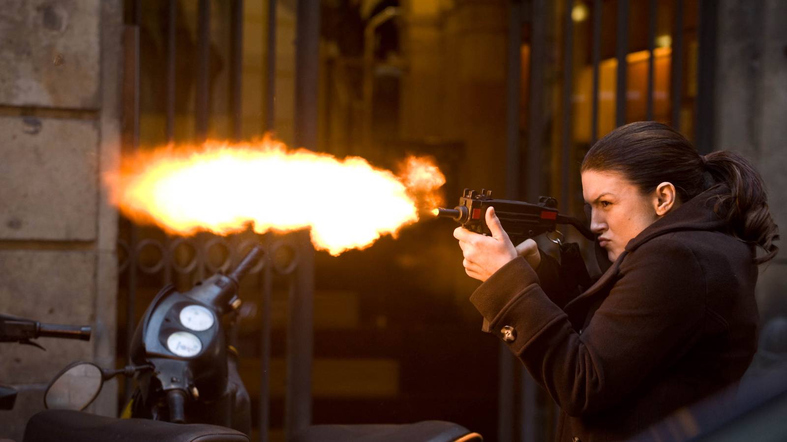 Haywire Image Featuring Gina Carano Firing a Machine Gun