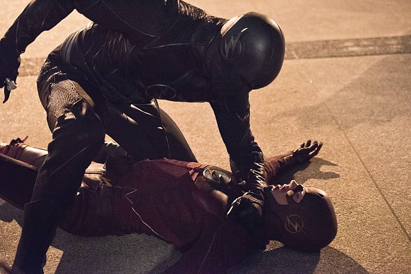 Zoom Attacks in The Flash Season 2 Photos